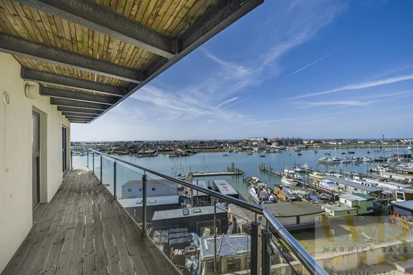 2 bedroom property for sale in Mariner Point, Shoreham-By-Sea - £380,000