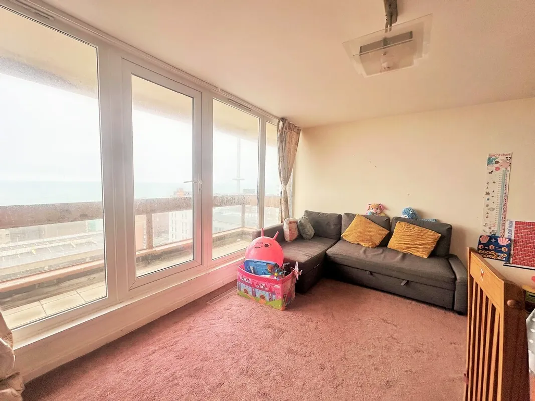 1 bedroom property for sale in Russell Square, Brighton - Guide price £ ...