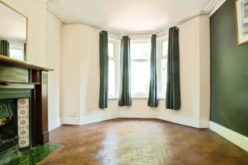 6 bedroom property for sale in Taff Embankment, Cardiff - £350,000