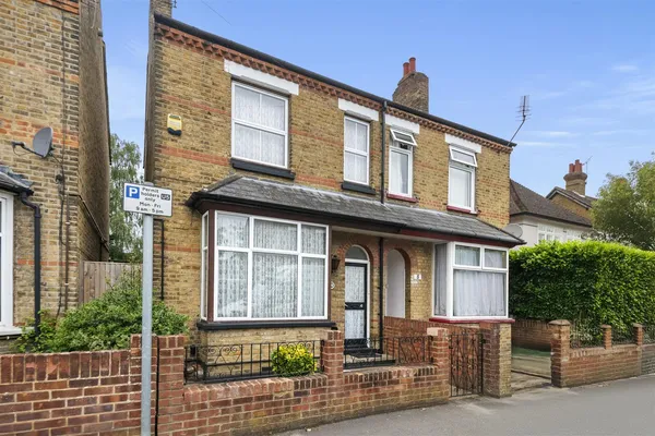 3 bedroom property for sale in Elthorne Road, Uxbridge - £500,000