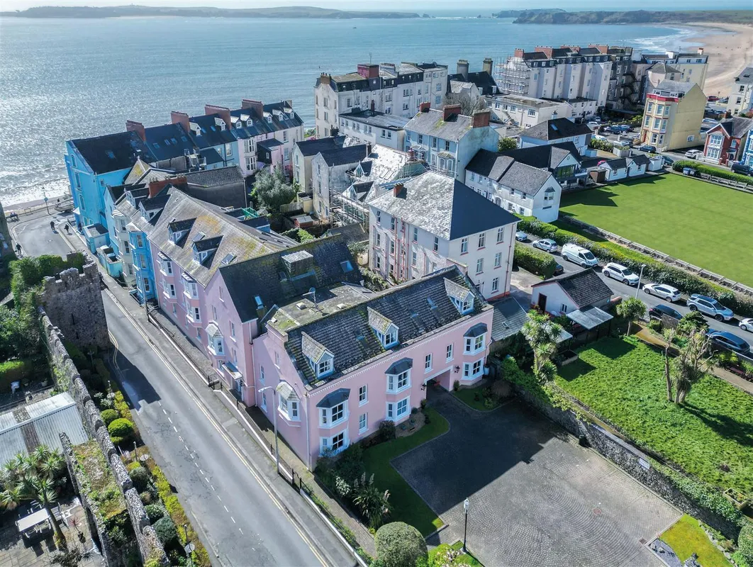 2 bedroom property for sale in Wimbledon Court, Tenby - £207,950