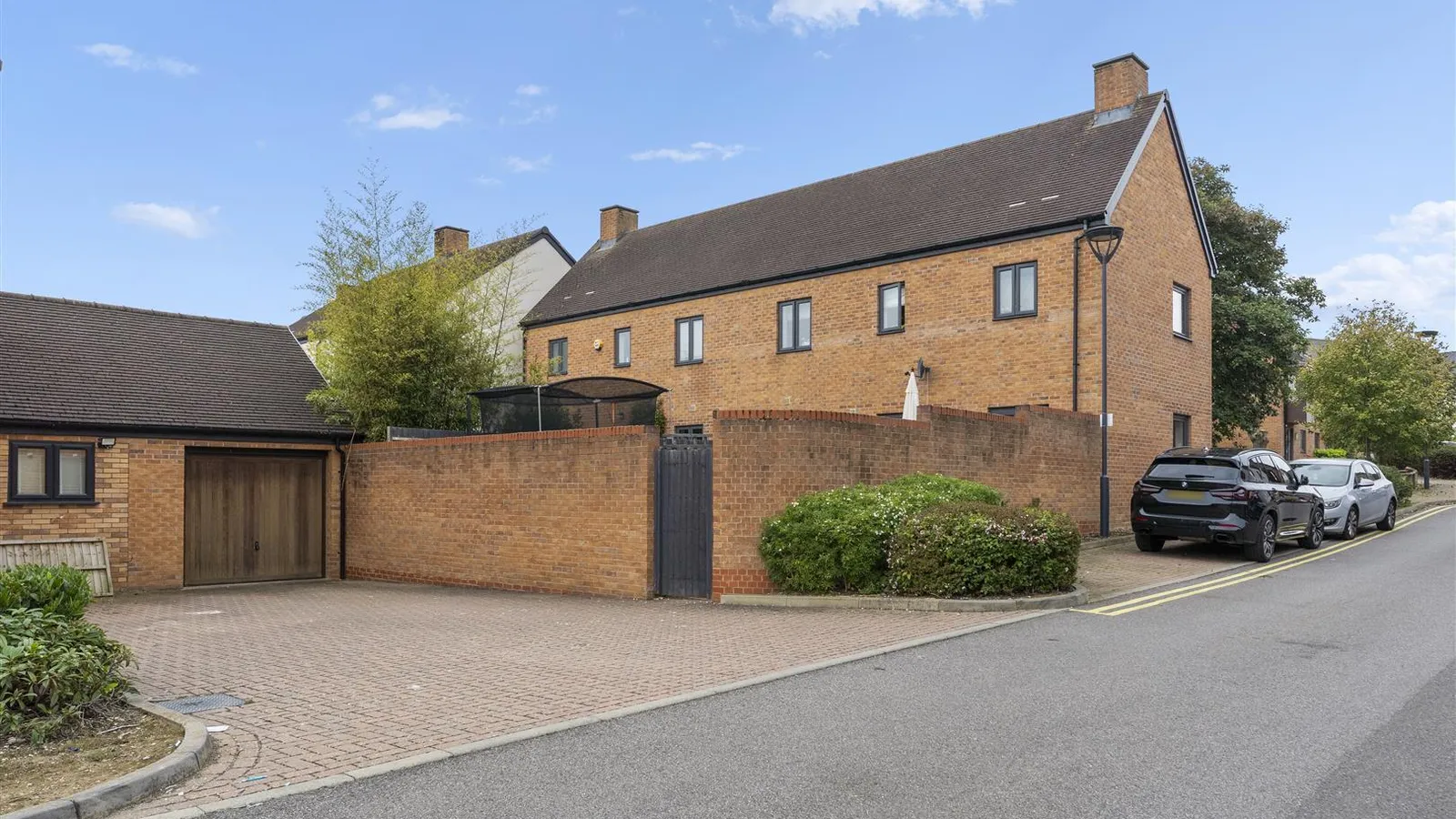 3 bedroom property for sale in Deblin Drive, Uxbridge - Offers in ...