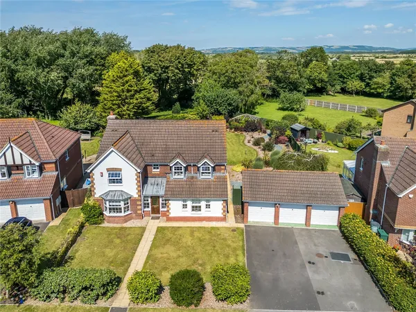 5 bedroom property in Manor Close, Berrow, Burnham-on-Sea, Somerset ...