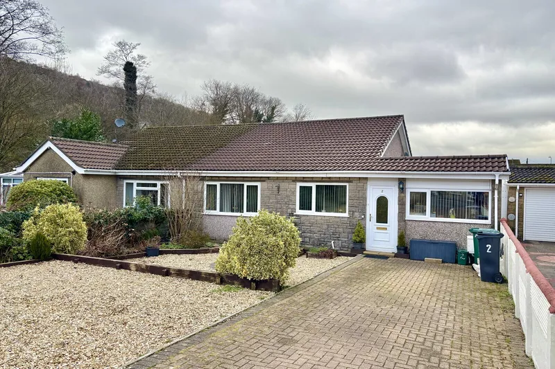 3 bedroom property for sale in Graig Newydd, Godrergraig, Swansea. - £ ...