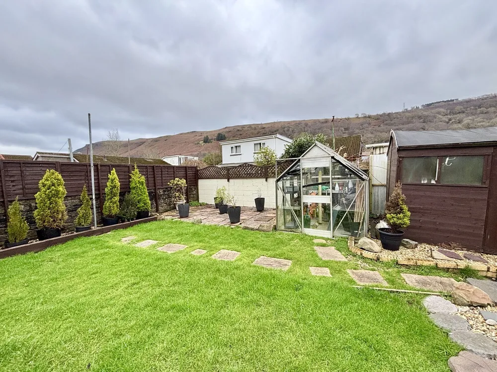 3 bedroom property for sale in Graig Newydd, Godrergraig, Swansea. - £ ...