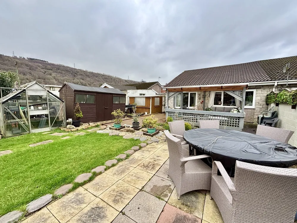 3 bedroom property for sale in Graig Newydd, Godrergraig, Swansea. - £ ...