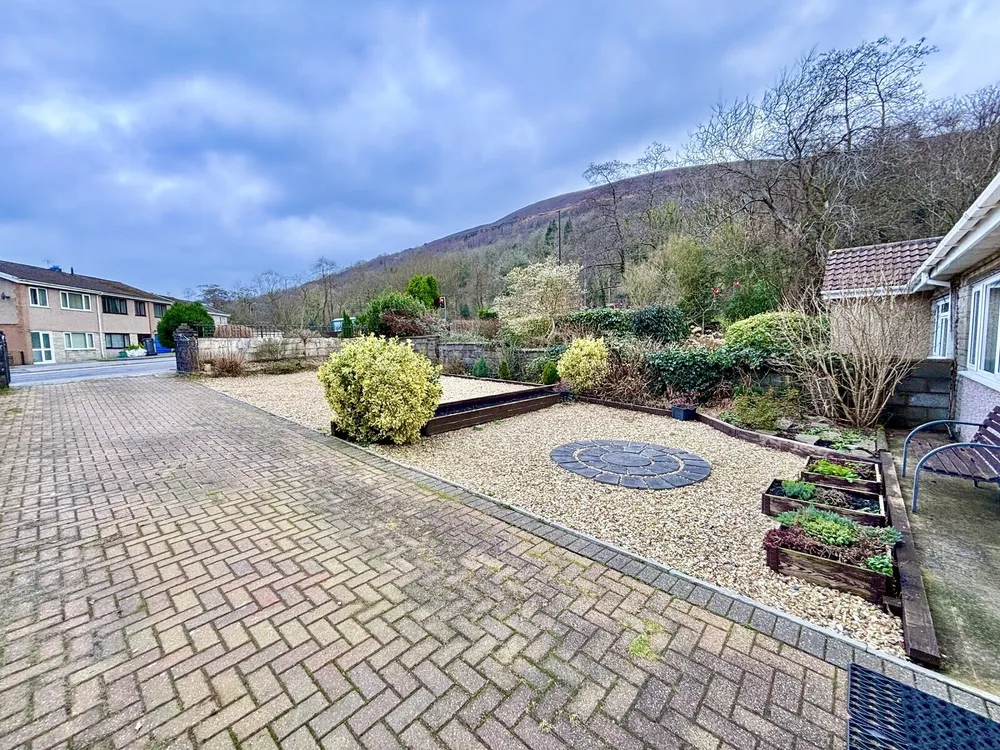 3 bedroom property for sale in Graig Newydd, Godrergraig, Swansea. - £ ...